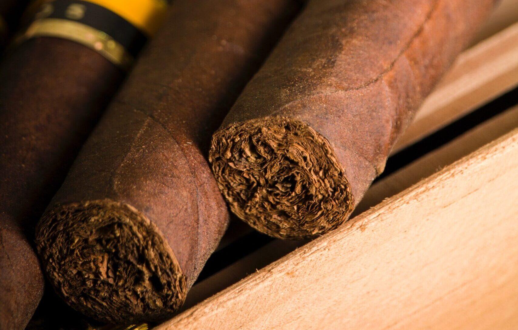 How to Fix a Plugged Cigar | Bellhop Cigars